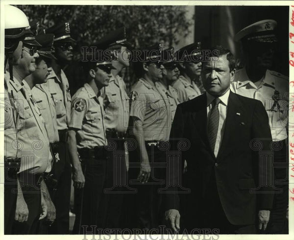 1986 Press Photo Outgoing Mayor Dutch Morial, reviews troops at Memori ...