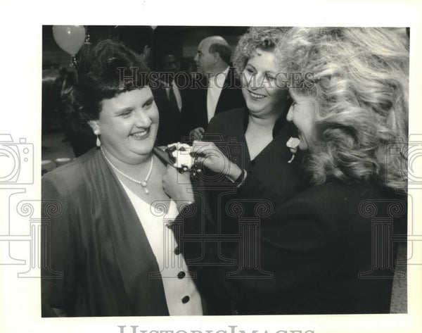 1995 Press Photo Red Cross Volunteer of Year Angel Luscy with Judy Hof ...