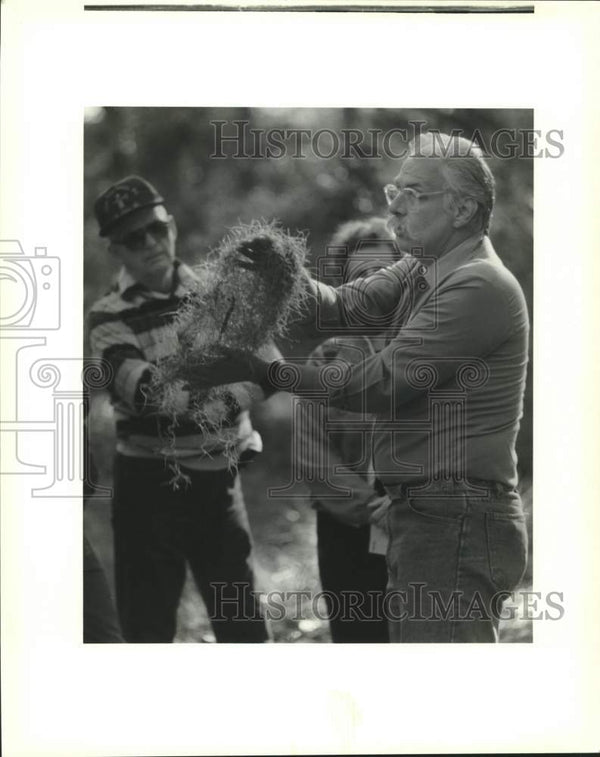 1993 Press Photo Ken Mayer leads birding tour in Fontainebleau State P ...