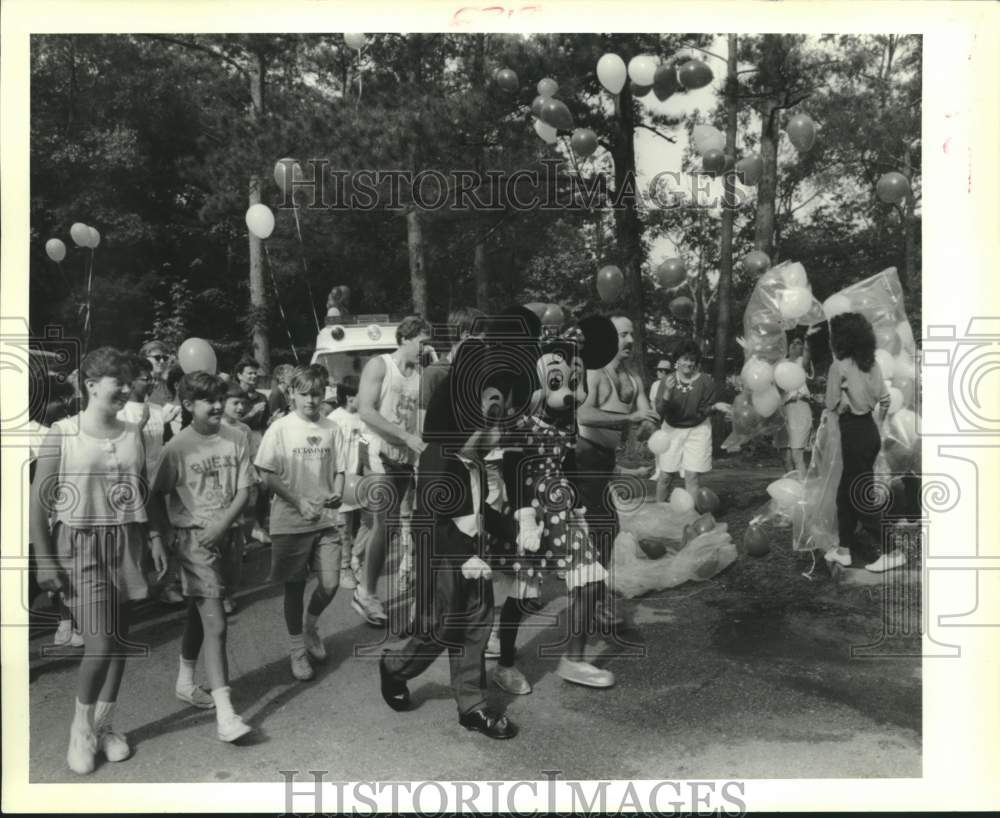 Press Photo Mickey and Minnie Mouse walk to raise money for the March ...