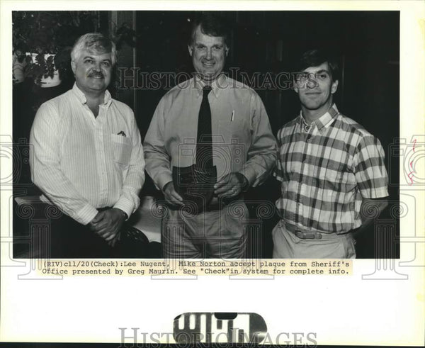 1988 Press Photo Lee Nugent and Mike Narton accept a plaque from Greg ...