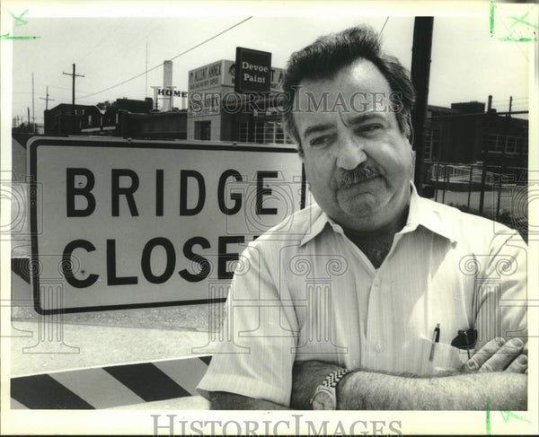 1988 Press Photo John Massey of Devoe Paint poses with closed sign at ...