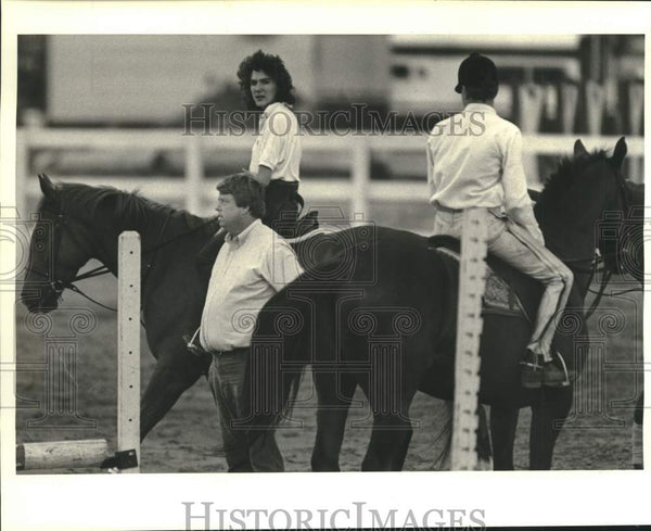 1985 Press Photo Jerome Robertson on the horse in the arena at City Pa ...