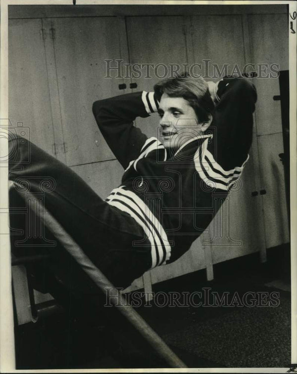 1977 Press Photo Mackie Shilstone stretches every day to keep fat away ...