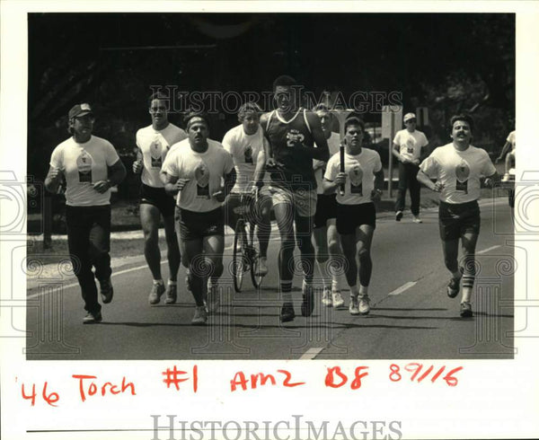1986 Press Photo Special Olympics fund raising torch run along Belle C ...