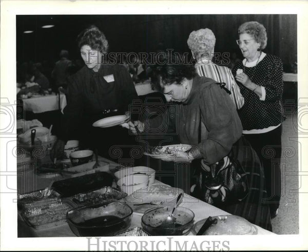 1990 Press Photo Ladies during Thanksgiving dinner at Veterans Foreign ...