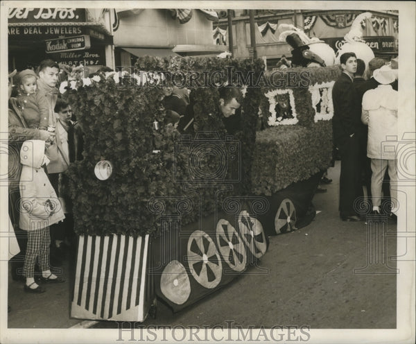 1960 New Orleans Mardi Gras parade float - Historic Images