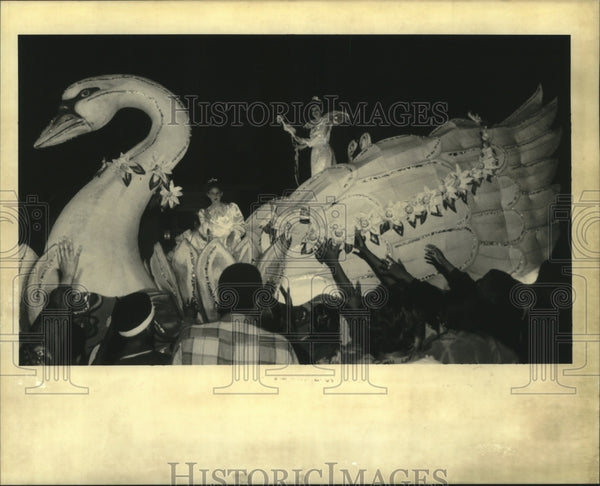 1996 Queen Saturn XIII, Cindy Larsen, atop her giant swan float ...