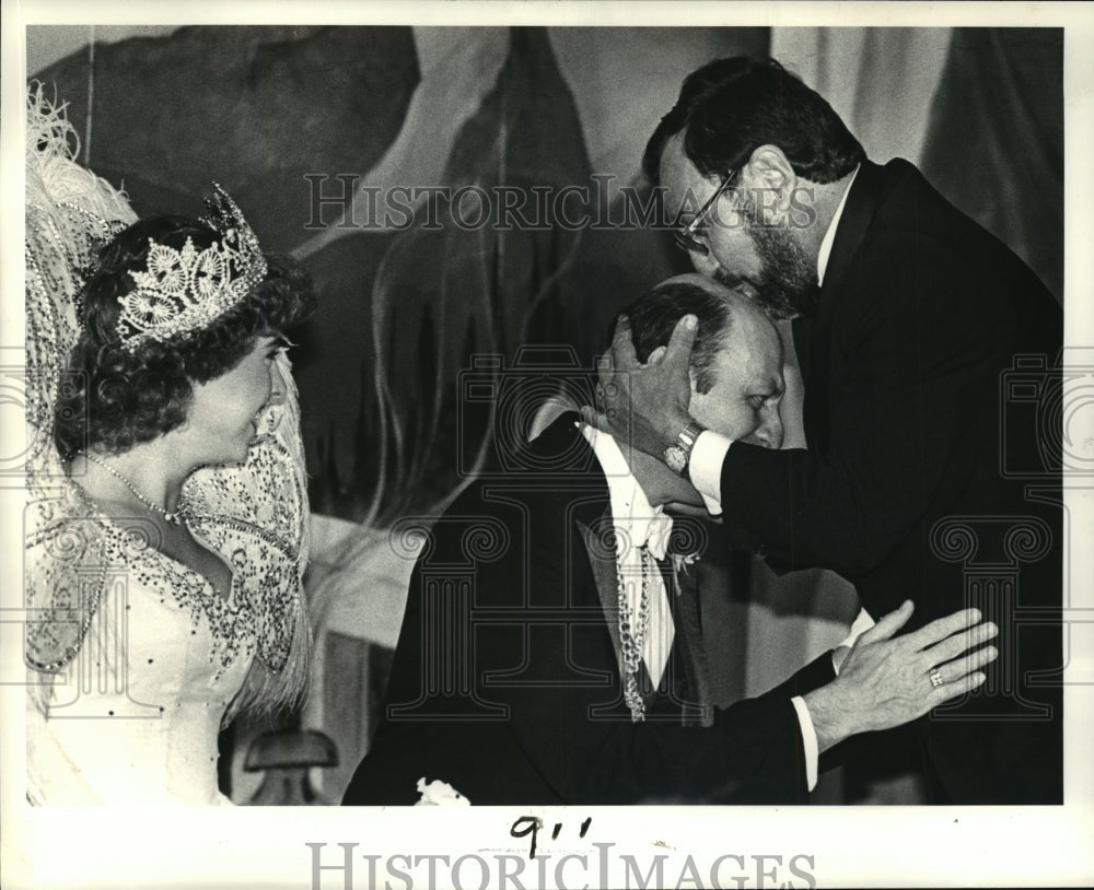 1984 Joseph Arcuri Plants Kiss on King of Allovus' head - Historic Images