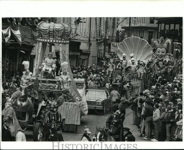 1986 Royal float leads Rex parade floats on Mardi Gras - Historic Images