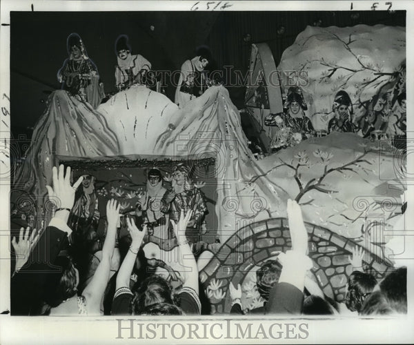 1977 Krewe of Endymion Maskers Toss Throws in Carnival Parade ...