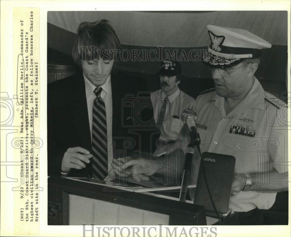 1988 Press Photo Admiral William Merlin presents civilian award to Jer ...