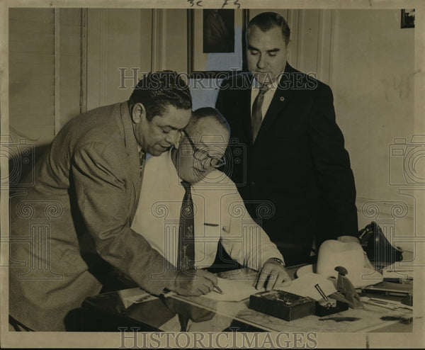 1959 Press Photo Longshoremen Union Representatives sign Contract - no ...