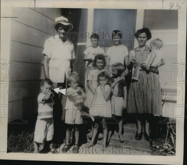 1957 Press Photo Hurricane Audrey victims at temporary quarters in Lak ...