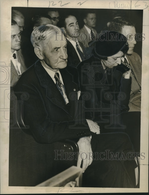 1950 Press Photo Dunn Sr. and Mrs. Robert Dunn Jr., in courtroom - noo ...