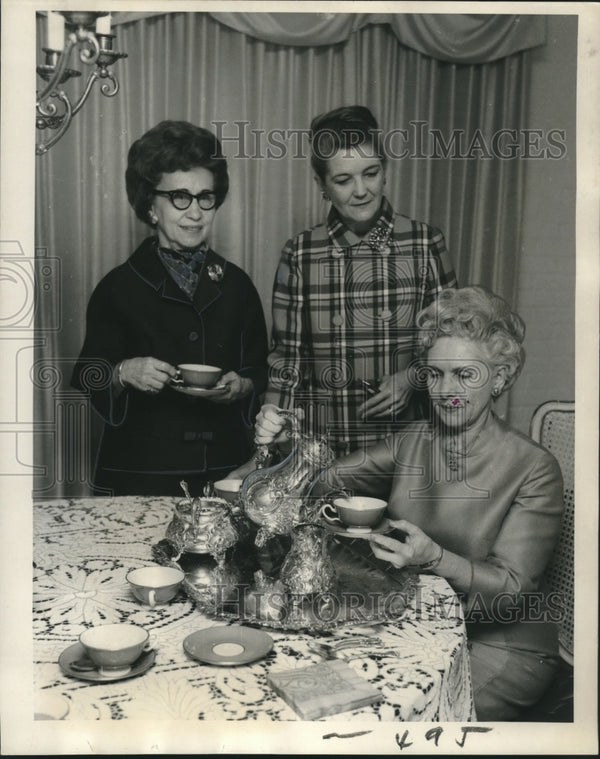 1969 Members of Sara Mayo Hospital Guild plan benefit fashion show ...