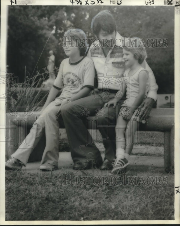 1976 Terry Doerr with his sons on an outing to City Park - noo11511 ...