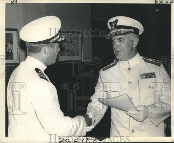 1968 Press Photo Navy Commander of USS Hyman Cited for Leadership, New ...