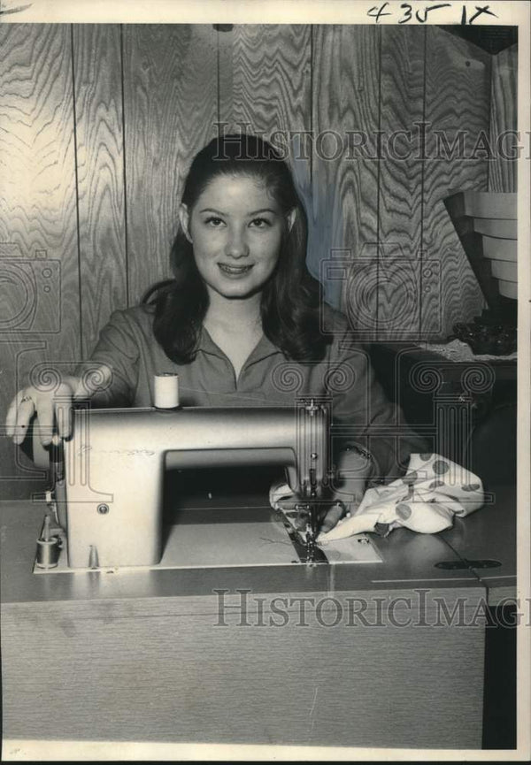 1969 Press Photo Dixie Janell Smith, 4-H leader, at the sewing machine ...