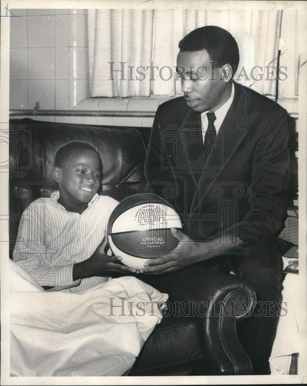1968 Press Photo Calvin Turner getting a Christmas gift by Marlbert Pr ...