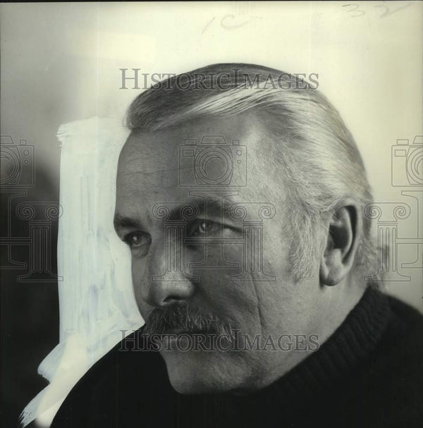 1973 Press Photo Sportswriter Malcolm Moran on exhibition of his bronz ...