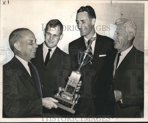 1964 Press Photo A.L. Schlesinger presents golf tourney honors. - noo5 ...
