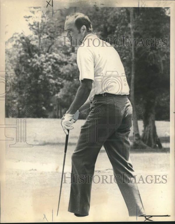 1969 Press Photo Johnny Pott putting at Greater New Orleans Open golf ...