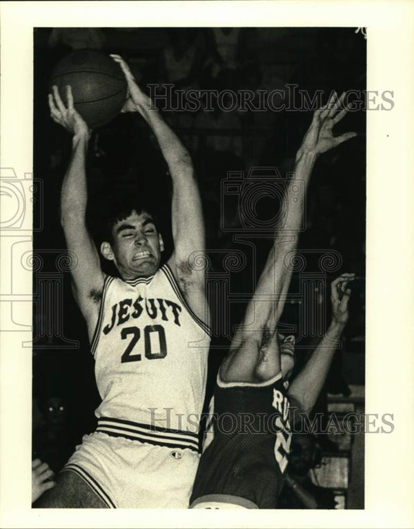 1985 Press Photo Basketball-Greg Westholz (20) takes rebound from Scot ...