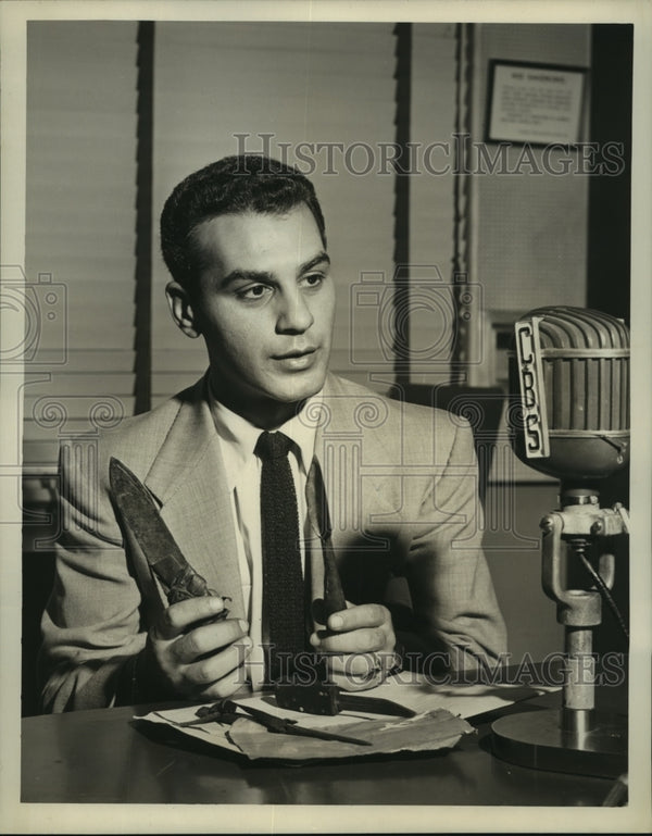 1952 Lou Cioffi, CBS Radio News correspondent, holding weapons ...