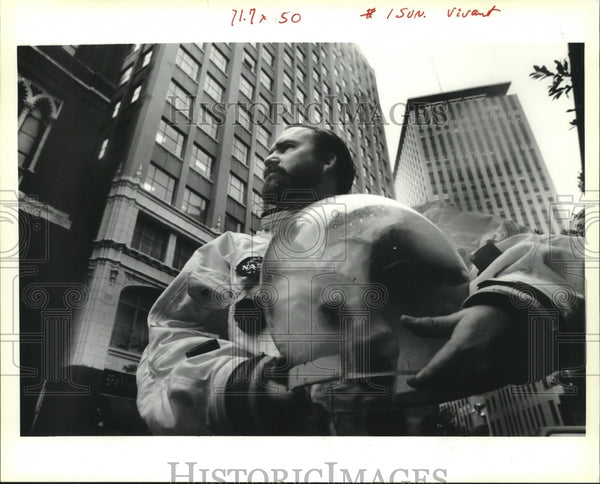 1990 Press Photo Author George Alec Effinger in a Nasa Space Suit - no ...