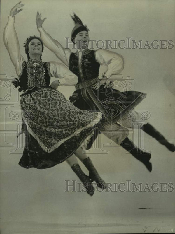 1976 Press Photo Dancers with Mazowsze from Poland folk dancing - nop5 ...