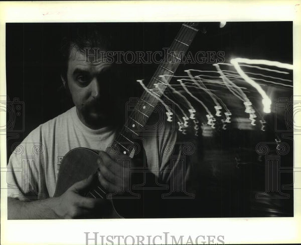 1993 Press Photo Guitarist Carlo Nuccio stands outside Carrolton stree ...