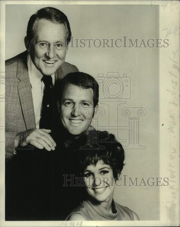 1970 Press Photo Art Linkletter poses with children Jack and Diane - n ...