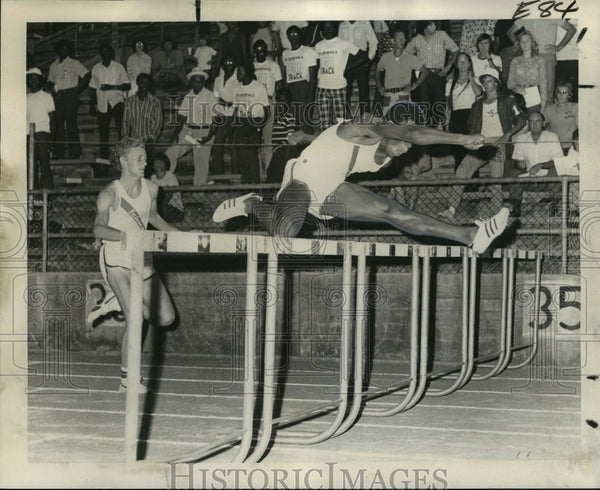 1974 Press Photo Hurdles - Jerry Arthur at 120-yars hurdles in NORD ch ...