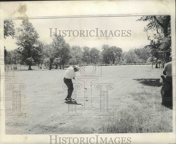 1970 Press Photo Golfer Miller Barber Hits on First Hole Green - nos04 ...