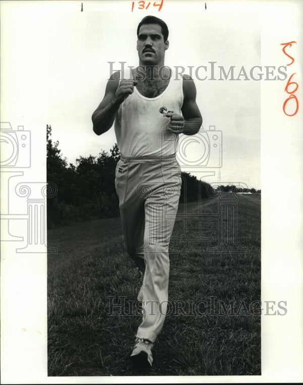 1988 Press Photo Boxer David Collet jogging on the Lake front - nos059 ...