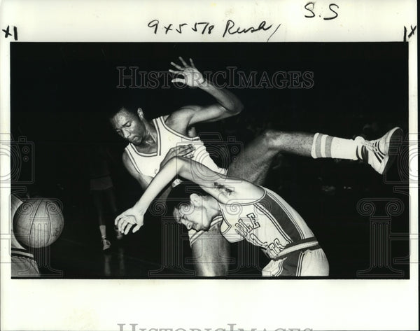 1981 Press Photo Keith Anderson and Lemuel Clanton in Basketball Game ...