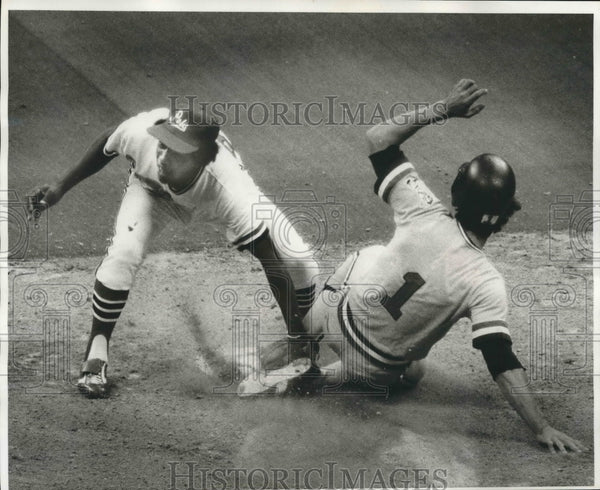 1977 Press Photo Pelicans Baseball Player Manny Castille in Game with ...