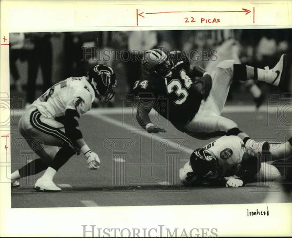 1990 Press Photo New Orleans Saints Craig Heyward Falls Over Player ...