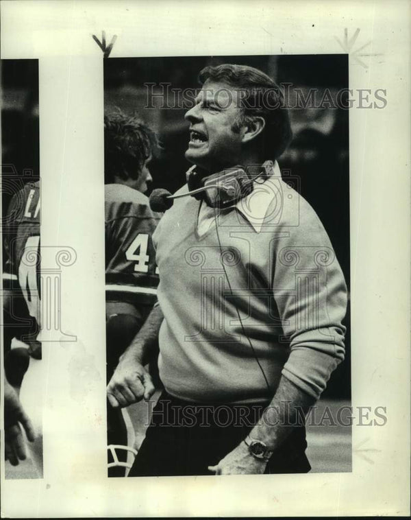 1978 Press Photo Denver Broncos head coach Red Miller exhorts his Bron ...