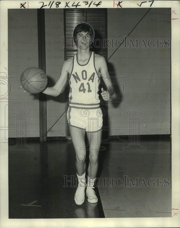 1976 Press Photo NOA basketball player Donald Lindquist dribbles the b ...