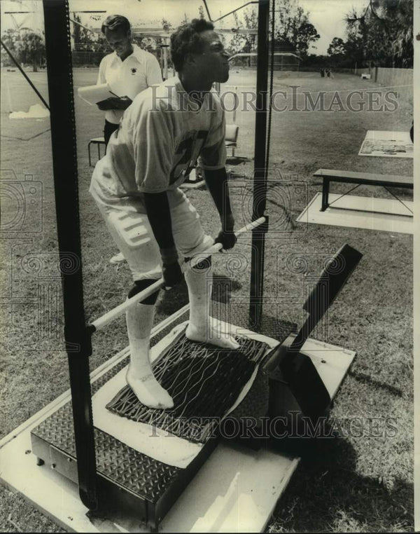 1976 Press Photo Football player Rod McNeill pulls on bar during train ...