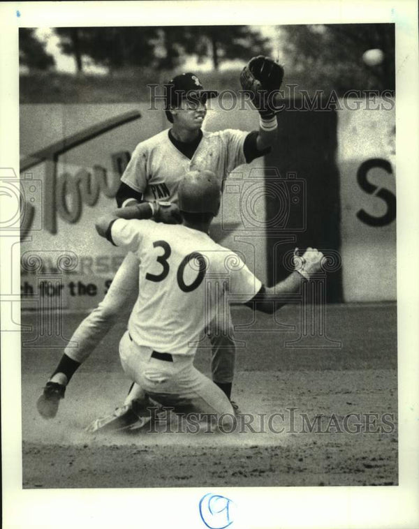 1988 Press Photo UNO baseball player Bo Loftin slides in safe ahead of ...