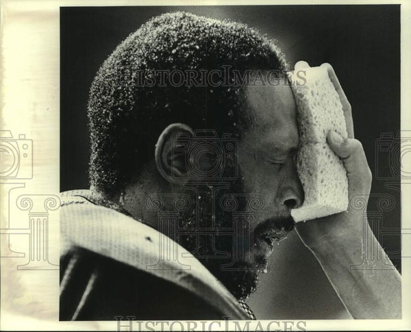 1986 Press Photo New Orleans Saints football player Whitney Paul wipes ...