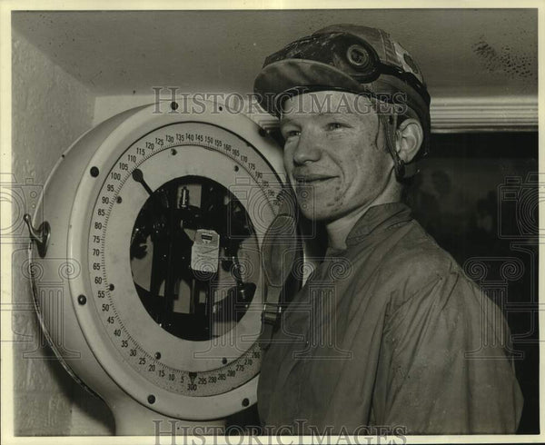 1972 Press Photo Jockey James Murchinson stands on scale before horse ...