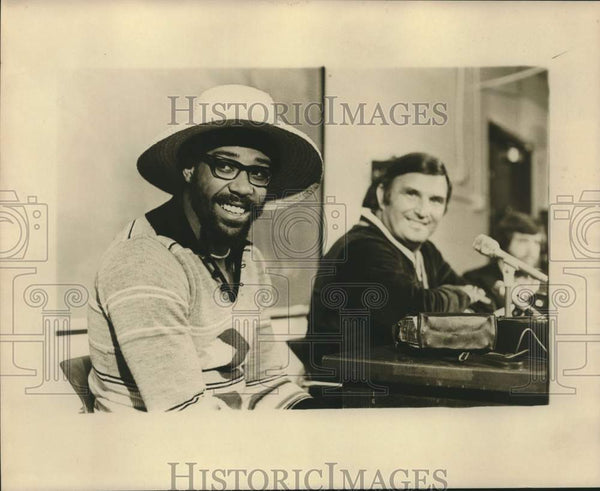 1988 Press Photo New Orleans Saints player Chuck Muncie, coach Hank St ...