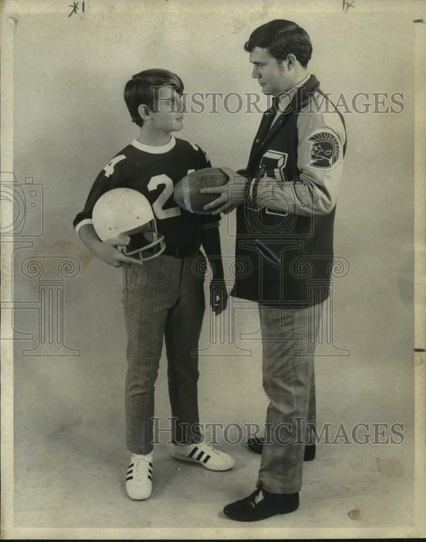 1970 Press Photo Clay Irish football Tommy Plunkett talks to Donny Caz ...