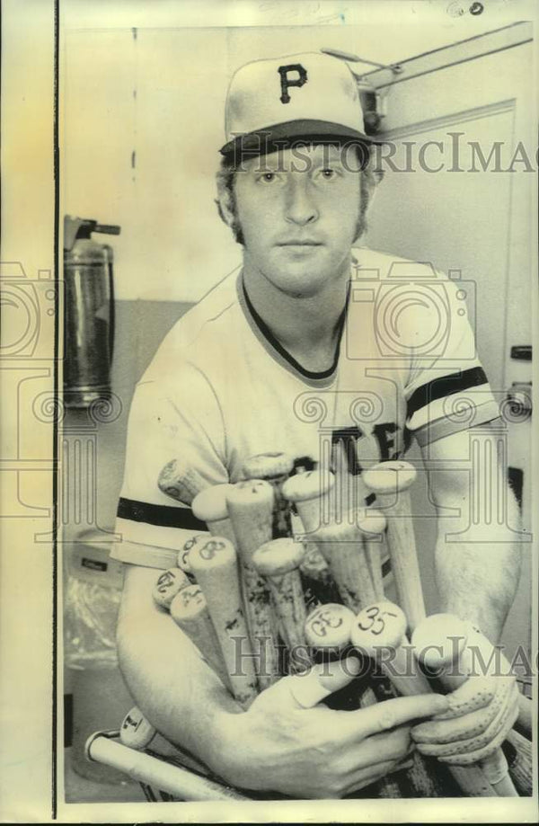 1971 Press Photo Pittsburgh Pirates baseball player Bob Robertson hold ...
