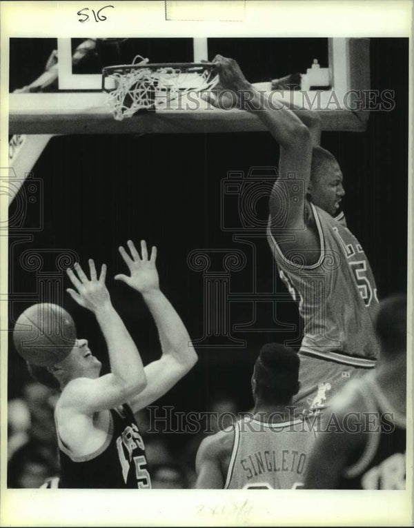 1990 Press Photo Basketball - LSU's Stanley Roberts & Notre Dame's Kei ...
