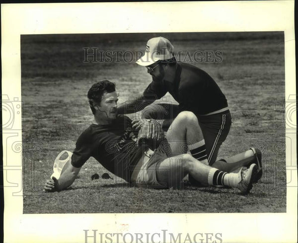 1985 Press Photo Softball - Wayne Simpson Stunned by Hit Aided by Denn ...